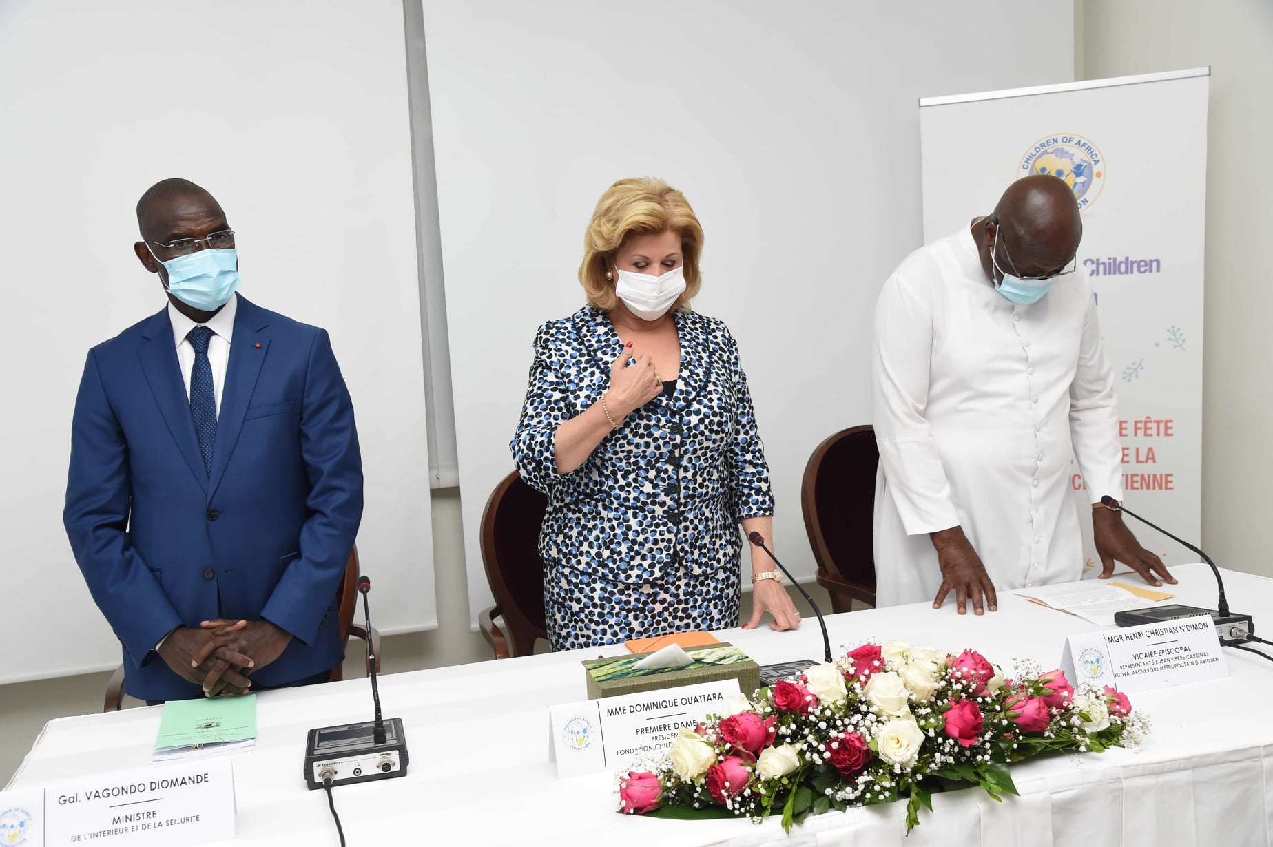 En images le soutient de la Première Dame Dominique à la communauté ...