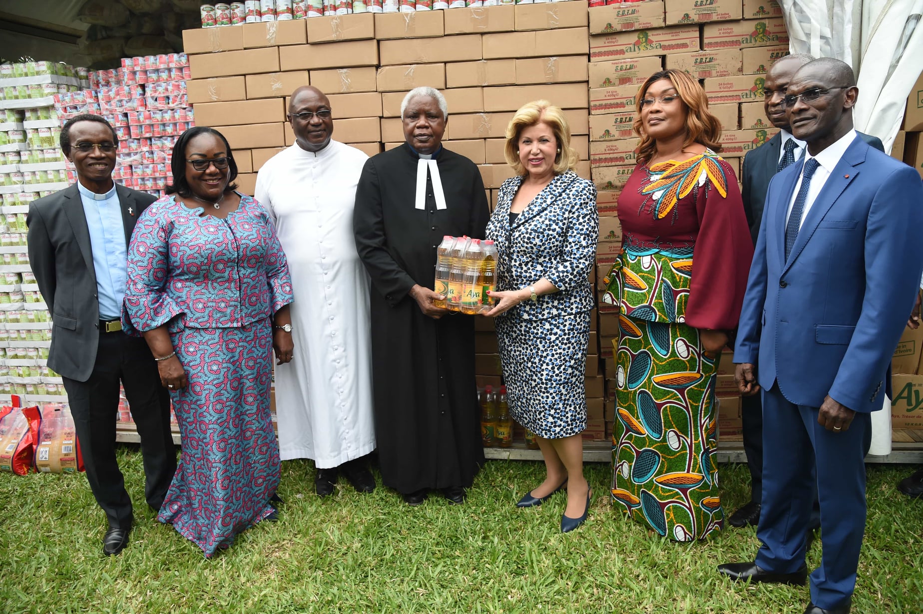 En images le soutient de la Première Dame Dominique à la communauté ...